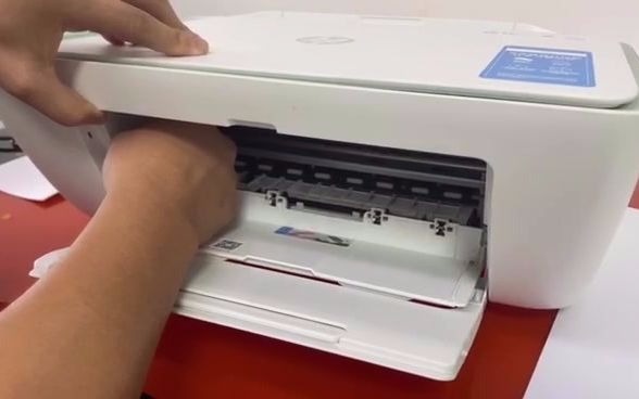 惠普2700墨盒安装及其放纸,装好机自动出来一张纸需要放玻璃板上按...