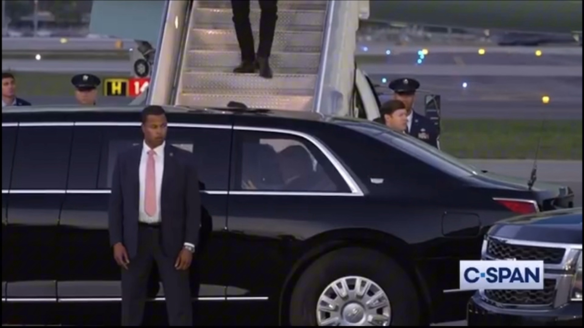 4月12日美国总统特朗普与马斯克和马斯克儿子X一起回海湖庄园度...