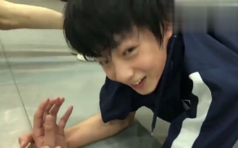 马嘉祺训练到嘴唇发白,老师拍打宋亚轩,加油少年!