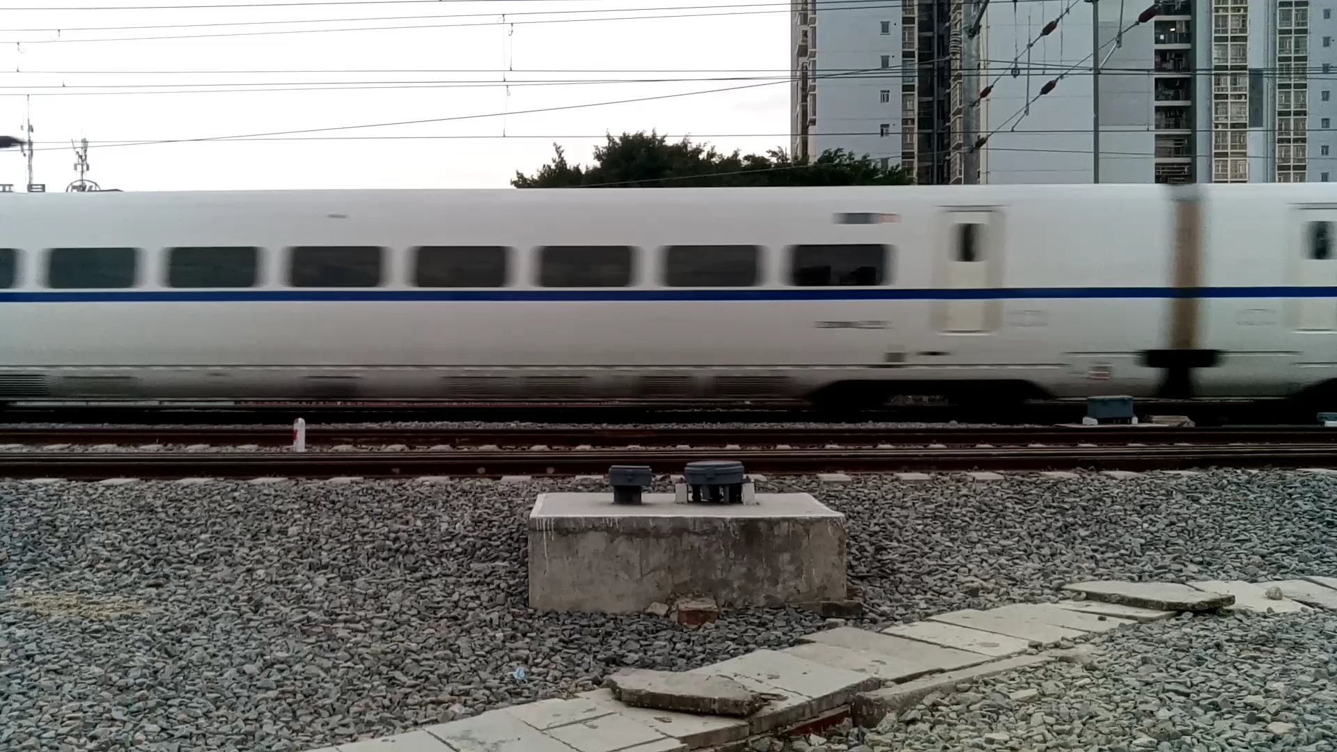 CRH2A型动车组是中国首批引进的高速动车之一,是中国铁路第六次大...