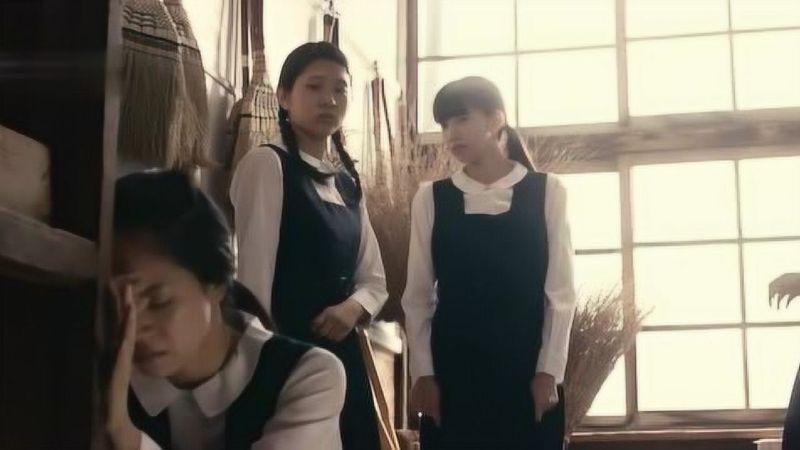 美女校园暴力,看着同学流血受伤,自己哈哈大笑