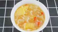 冰糖雪梨不仅好喝,还有润喉的功效哦,秋冬喝了缓解干燥
