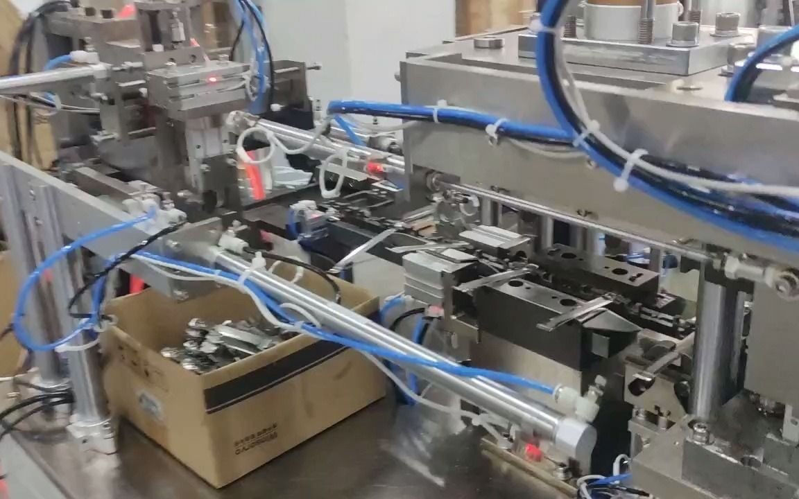 大美式喉箍组装机夜以继日孜孜不倦的生产喉箍,卷别人已经没有意义...