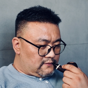 抽烟斗的郑律师 