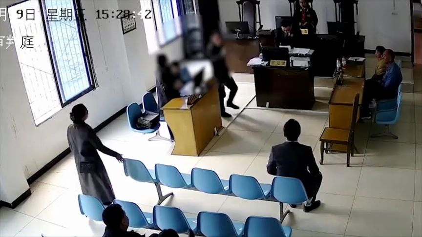原告与被告在法庭审判中打架互殴 致审理中断6人被罚