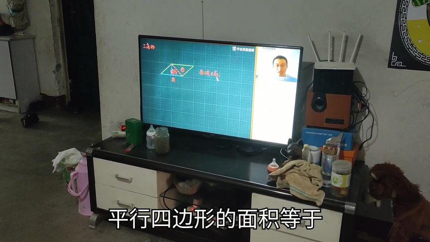 小学生在家上课了,用电视观看很方便!