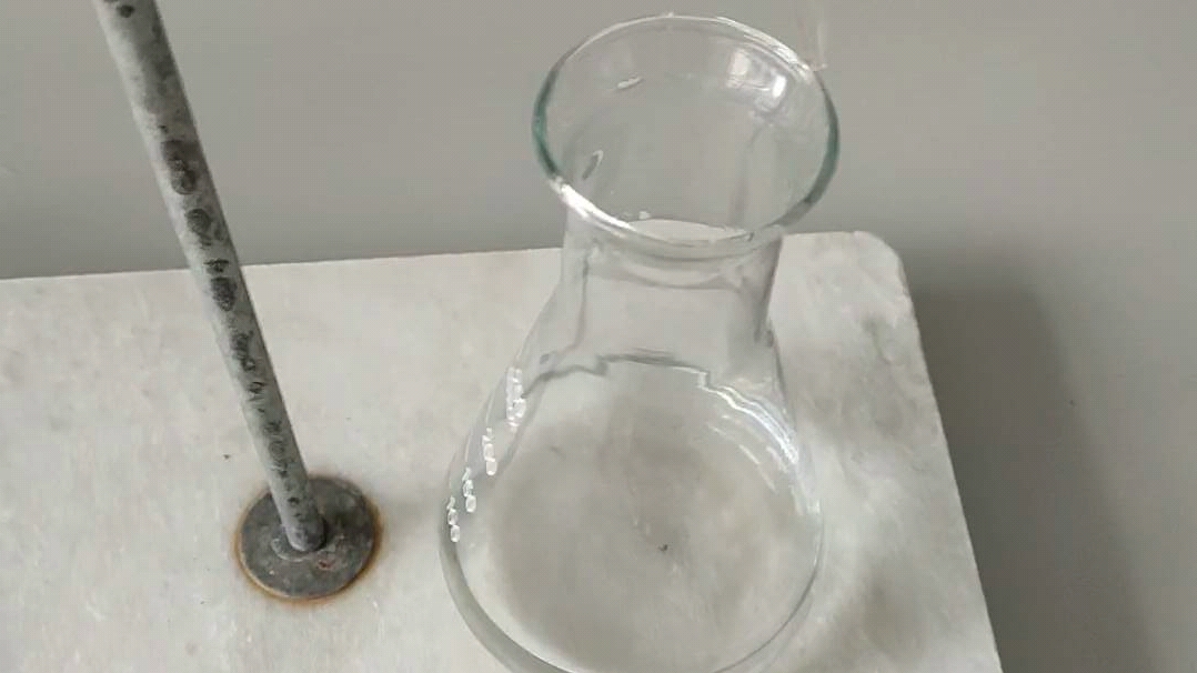 盐酸与氢氧化钠的滴定终点实验,滴定终点变色瞬间。