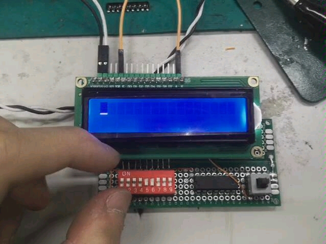 不靠单片机,纯手动点亮LCD1602液晶屏