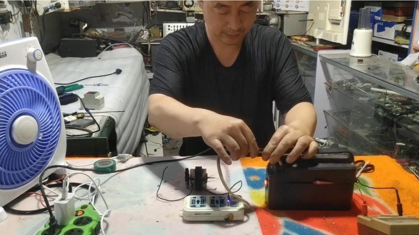 用两只变压器自制维修隔离安全电源,测试效果非常满意!
