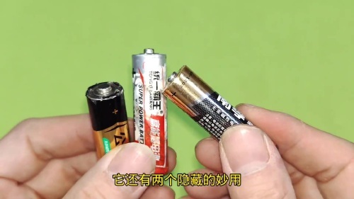 连收废品的人都不知道,原来报废的旧电池,还有2个隐藏妙用