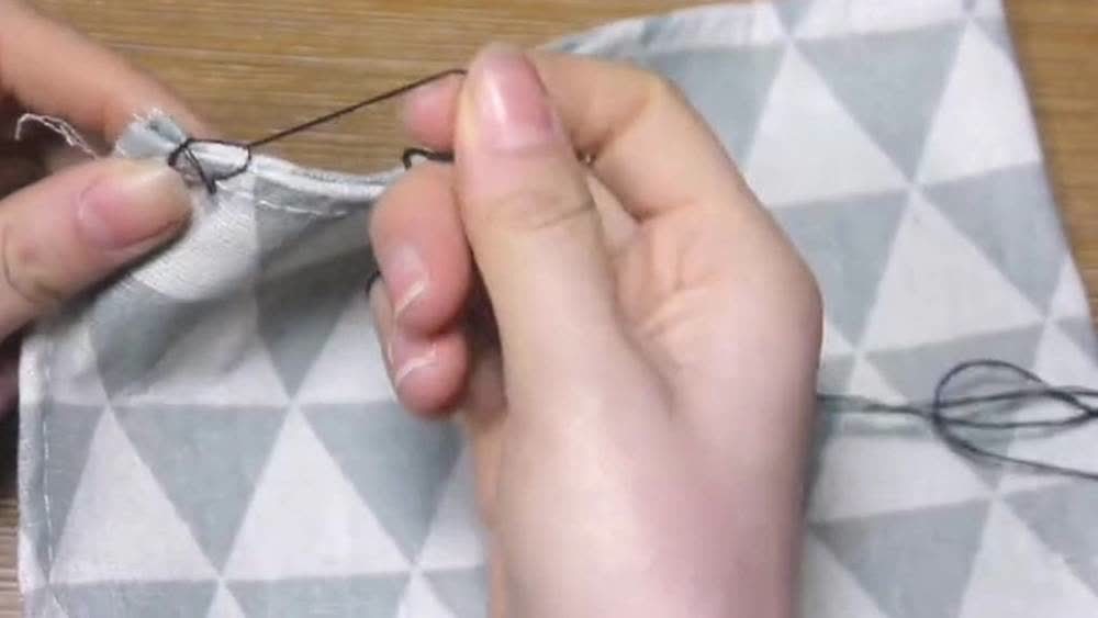 生活小妙招:衣服的锁边怎么缝?教你一种简单的锁边针法,很好看