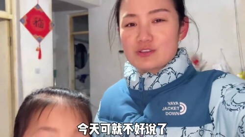杨可和妈妈在街上被人讹,妈妈扬言买100元刮刮乐冲运气,太难了