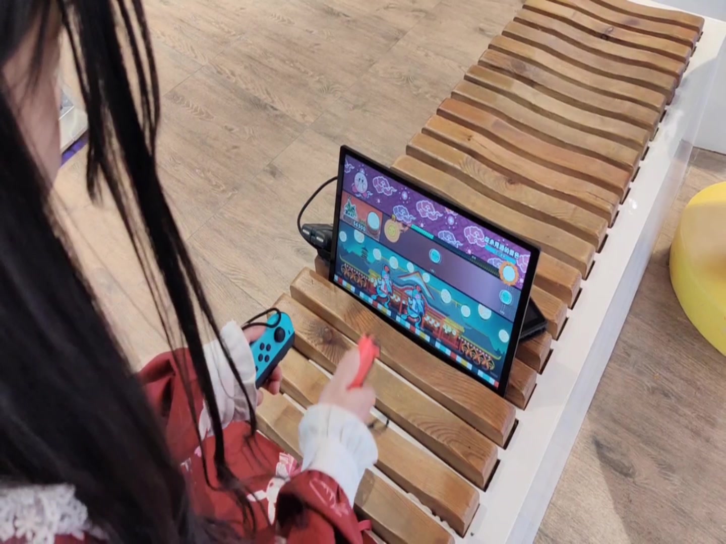 老婆带着便携显示器到户外玩switch的太鼓达人,屏大就是爽
