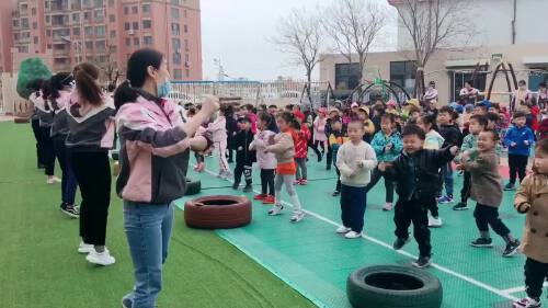 幼儿园里欢乐多 户外自主游戏