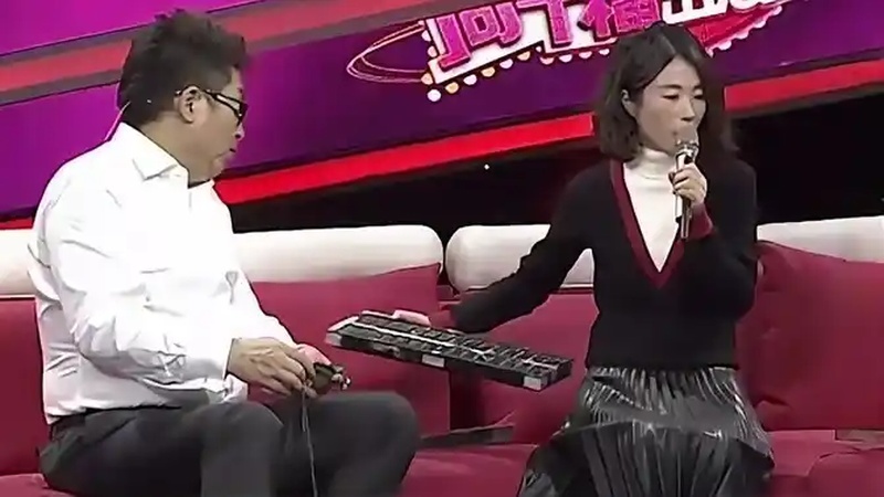 小学老师带来算盘收藏品,各种造型的算盘,让观众大开眼界