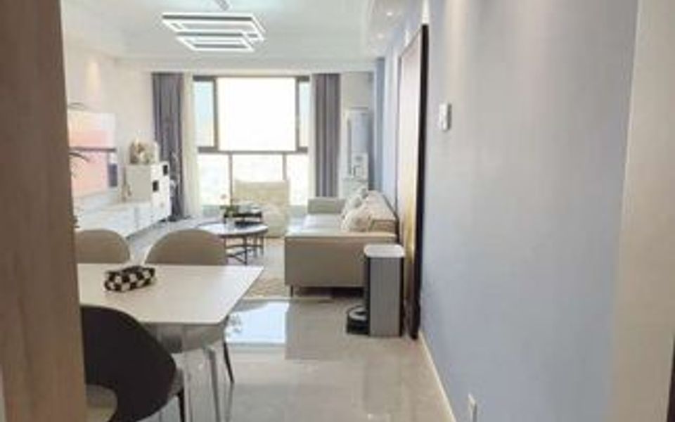 入户客餐厅一体,中间连廊户型,进门左边就是餐厅和厨房,阳台和客厅...