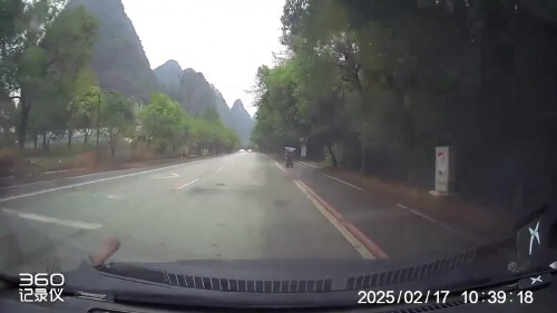 桂林阳朔一男子骑电瓶车被撞飞,所幸戴了安全头盔