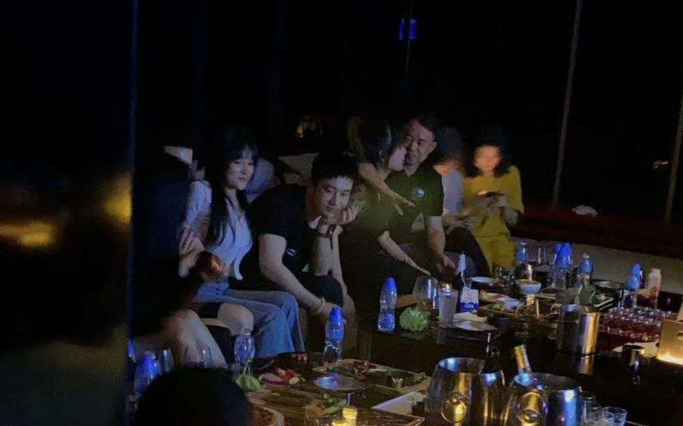 黄晓明被曝夜店过年?其工作室回应【黄晓明工作室声明,黄晓明微博...