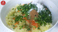 小伙用韭菜土豆胡萝卜搭配起来真的太好了,营养健康,美味十足