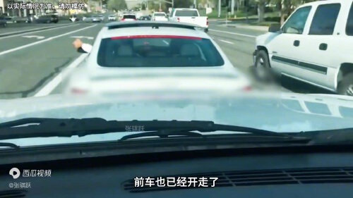 奥迪新车路口故意刹车减速,导致后车没刹住,新车秒变事故车