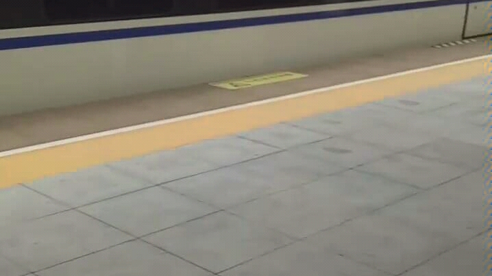 D1979次列车进汉中二站台