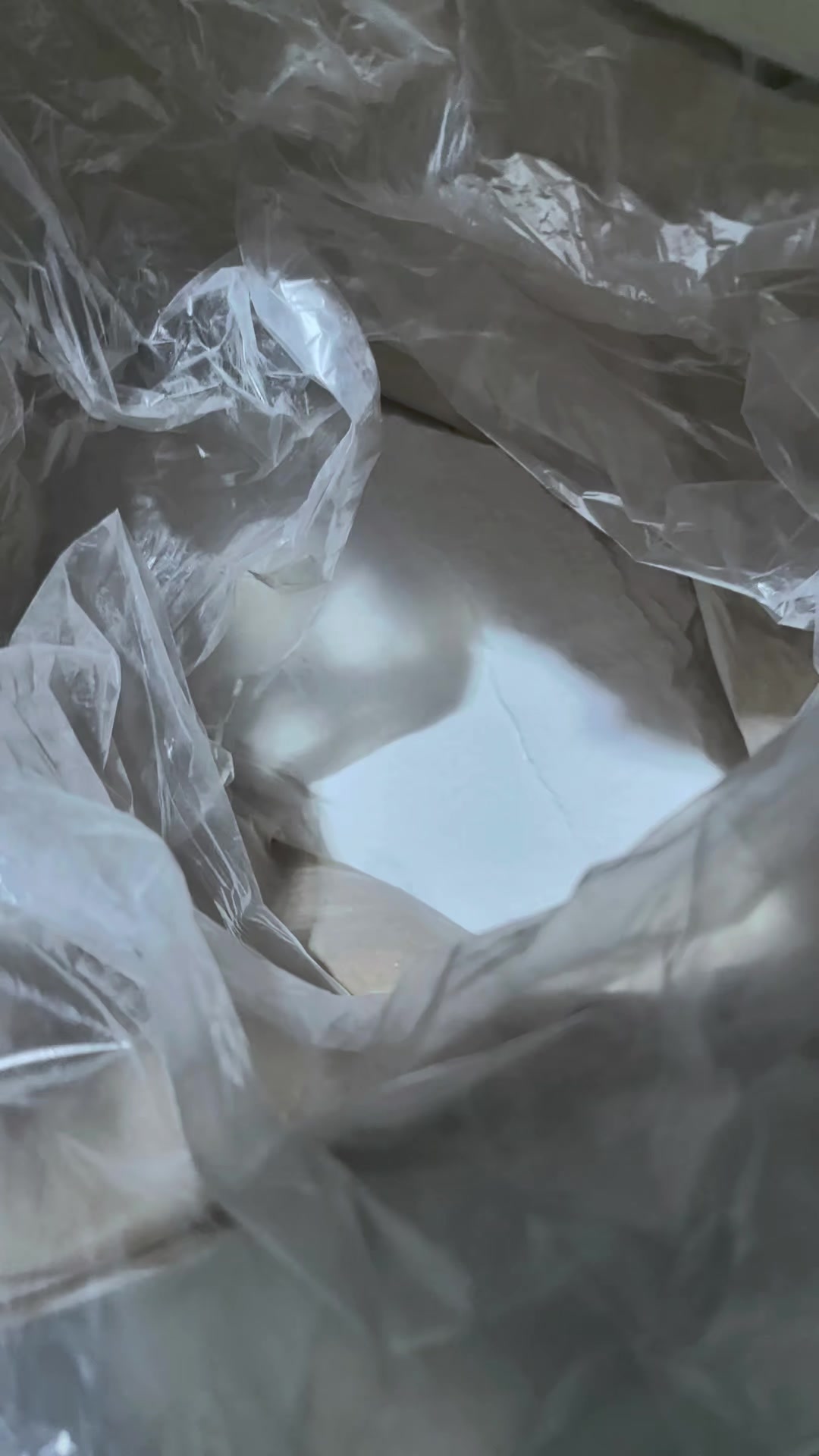 ...塑化剂材料的分子像一把“梳子”,主链吸附在水泥颗粒上,亲水的长侧...