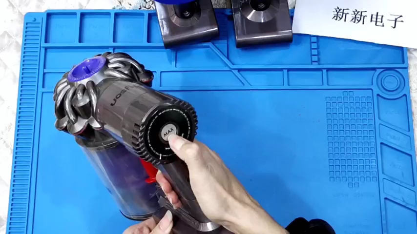 戴森吸尘器v6v7v8电池的拆卸与安装