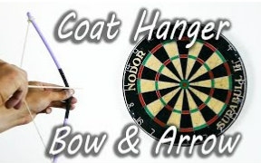 看国外大神如何使用塑料衣架制作一把威猛可以远射的弓箭玩具