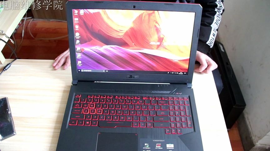 华硕飞行堡垒笔记本,是不是可以玩吃鸡游戏?听小伙分析