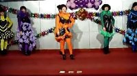 时装秀--塑料袋做的衣服