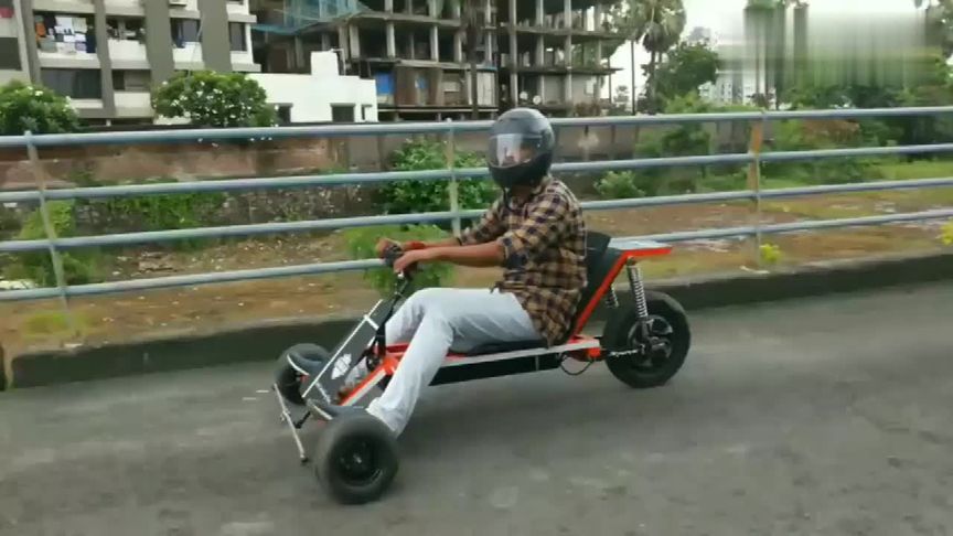 小伙自制倒三轮电动车