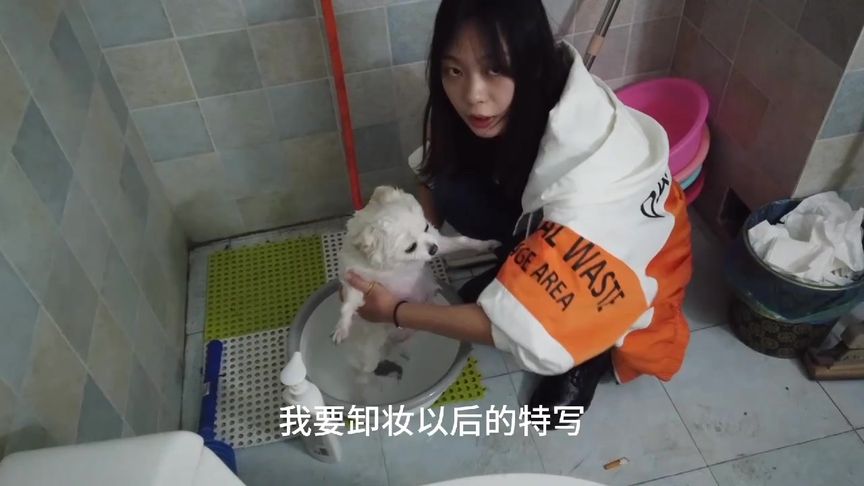 妹子给博美狗狗这样洗澡,狗狗一副享受的模样,让人哭笑不得
