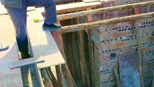 小工地直顶式装模架子,架子工好不容易搭建起来的,对体力要求很大的...