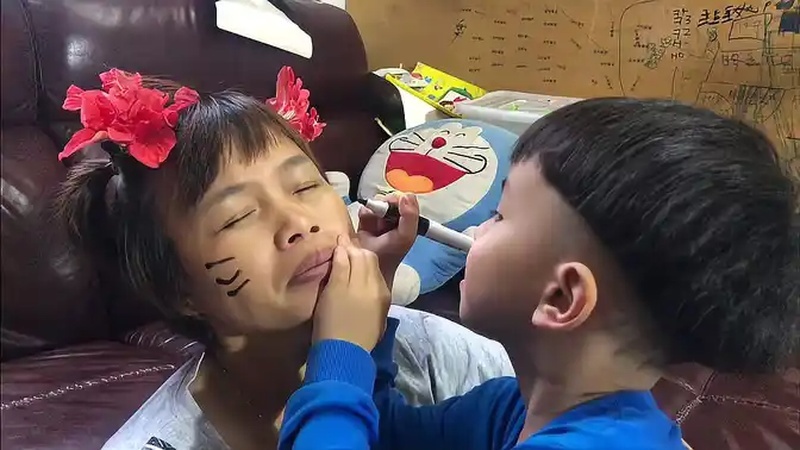 糟糕了……妈妈为什么变成小熊妹妹被小熊孩子挠脚心挠痒痒戏弄