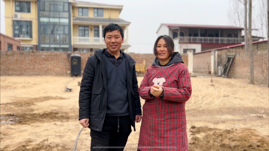 清香改造自己农家小院,购买钢架搭建两个大棚,准备实现蔬菜自由