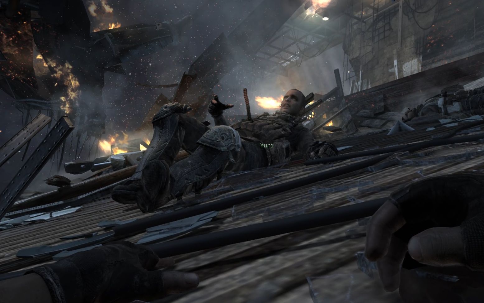 使命召唤8:直升机炸塌地板后,战友摔在钢筋上,直接被刺穿肚子