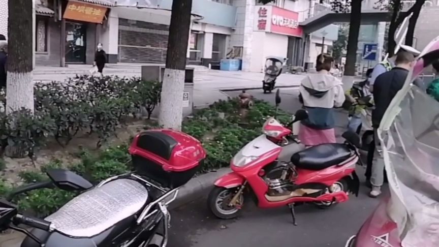 骑行电动车的小伙伴,一定要规范骑行,注意安全。