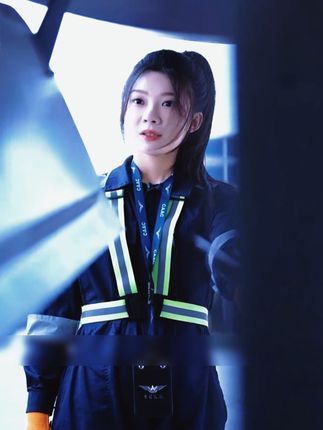 ...的妻子竟然和自己一个机组,两人假装不认识 #共你揽晴空 #向全世界...