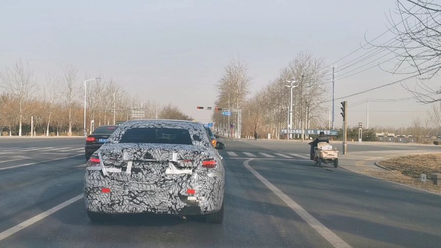 宽阔的公路上,这是啥车啊?