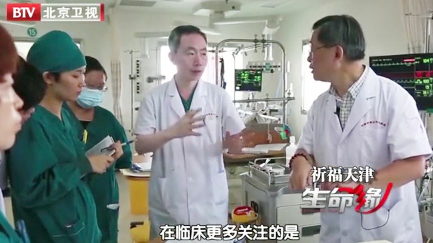 医院是没有硝烟的战场,医生紧急抢救伤者,已连续工作了16个小时