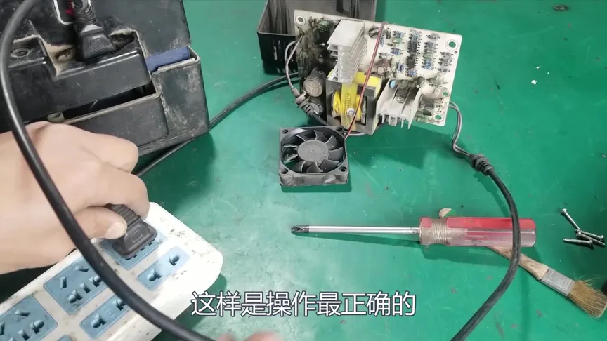 充电器只亮绿灯不充电,多数是这里坏了,接根线修好,又省几十块