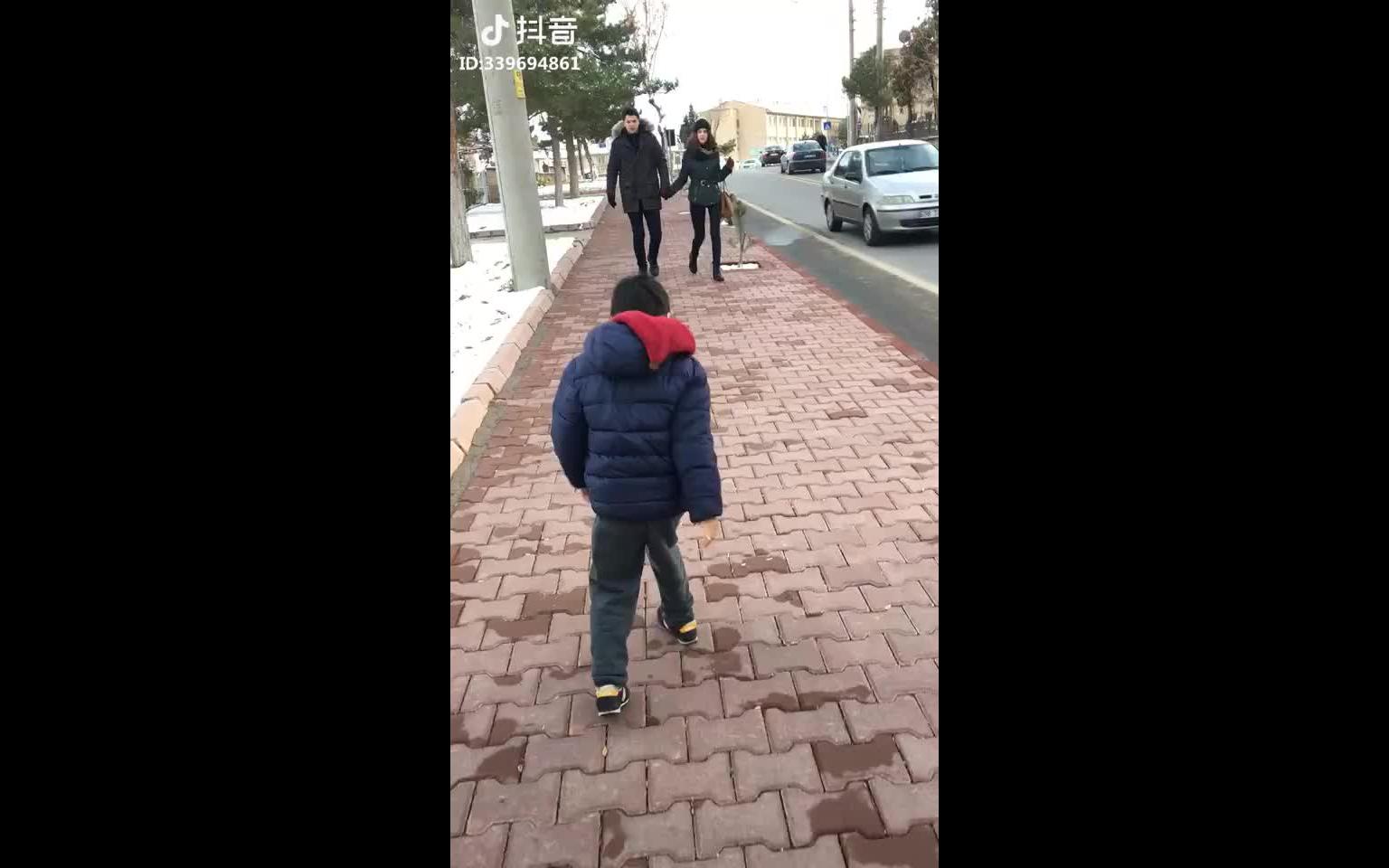 外国小哥哥给生病的小孩子一个吻 结果.