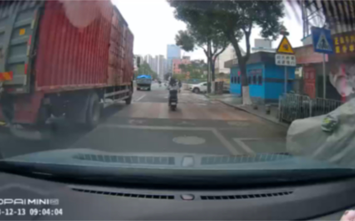 好吓人,骑电动车一定要走电动车专用道。一定不要走汽车道