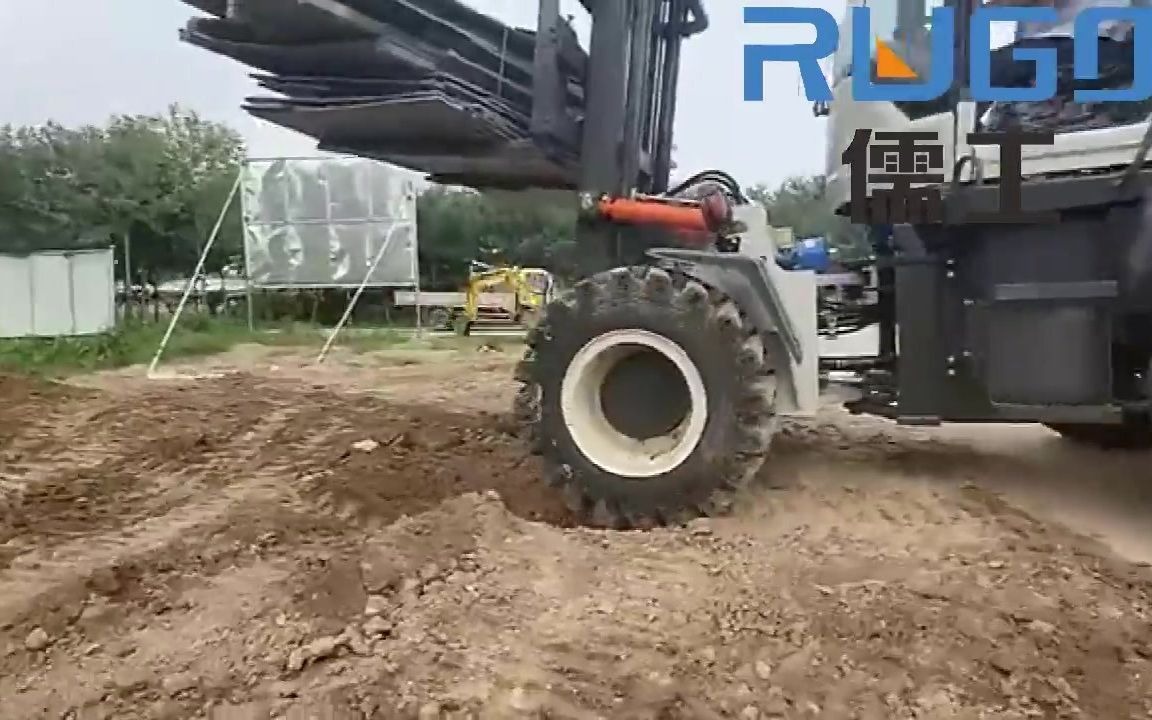 这种崎岖的路面货物运输还是得用多功能四驱越野叉车