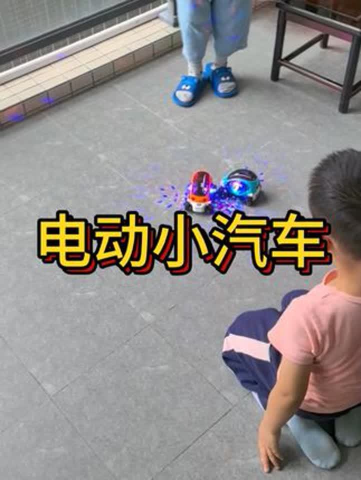 给孩子们新买的电动小汽车,有灯光音乐,还能万向行走,玩的可高兴了...