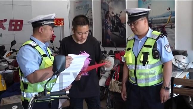 交口县交警队多措并举开展“一盔一带”安全守护宣传