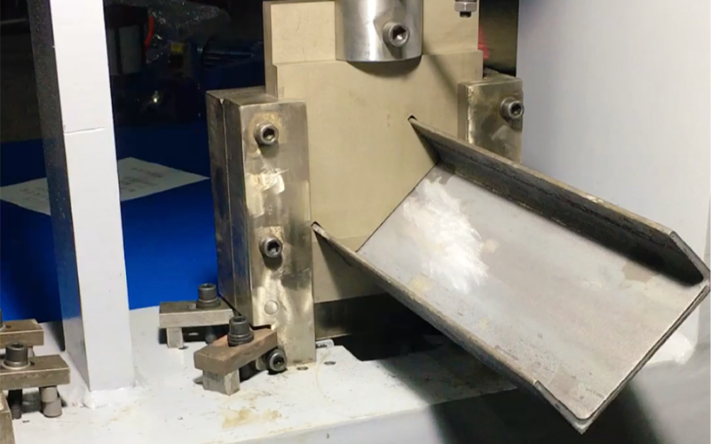 14号槽钢冲孔切断机,切边冲榫头拼90度角模具