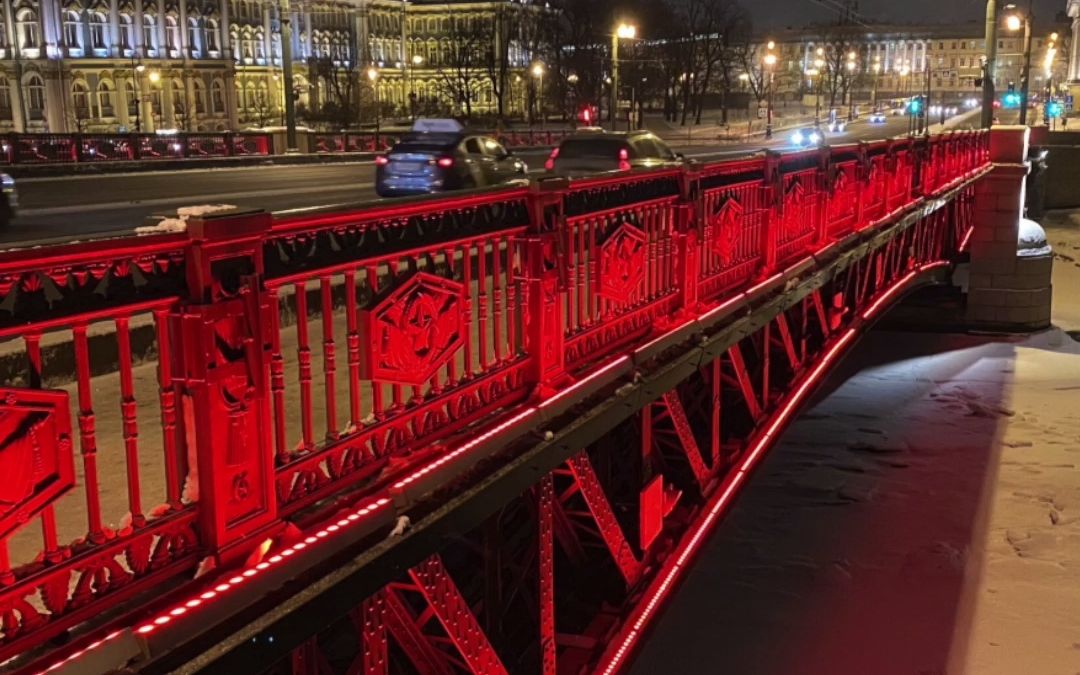 俄罗斯圣彼得堡冬宫桥点亮“中国红”喜迎兔年