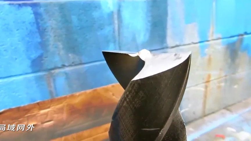 师傅教徒弟磨钻头,把麻花钻改成了三尖钻,给铁板开孔效果一流