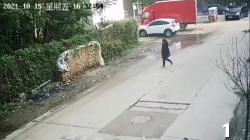 吊车刹车失灵小车被强行推下江